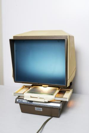 LEITOR DE MICROFICHAS BRASCOM (MODELO 2200) | Escola Fazendária do Paraná